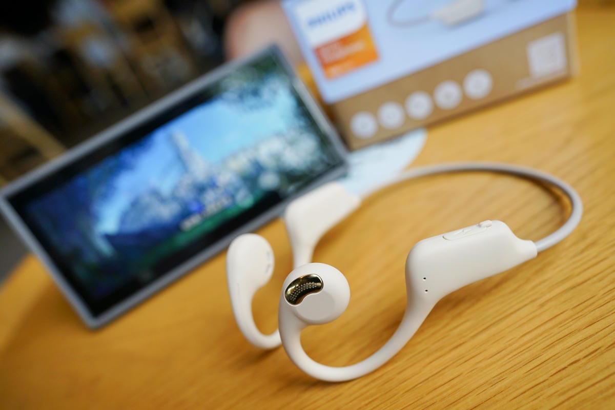 PHILIPS 氣傳導開放式運動耳掛藍牙耳機-TAA1708 無線開放式耳機推薦! – 奇奇一起玩樂趣